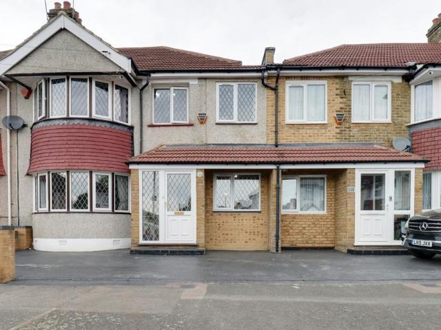 Axminster Crescent, Welling DA16 4 bed semi detached house to rent £2,600 pcm £600 pw