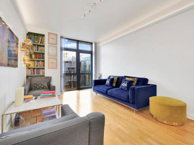 Axminster Road, Holloway, London 2 bed flat to rent £3,250 pcm £750 pw