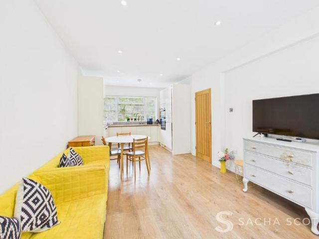Axwood, Epsom, KT18 3 bed maisonette to rent £1,950 pcm £450 pw