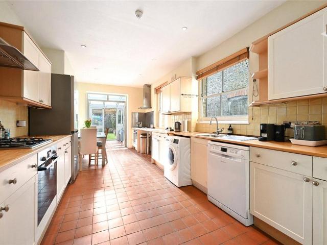 Aycliffe Road, London, W12 4 bed terraced house to rent £4,500 pcm £1,038 pw