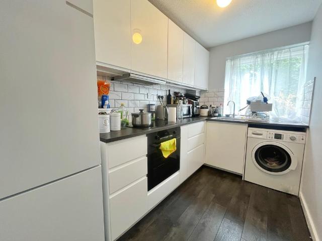 Aylesbury Close, London, E7 2 bed flat to rent £1,700 pcm £392 pw