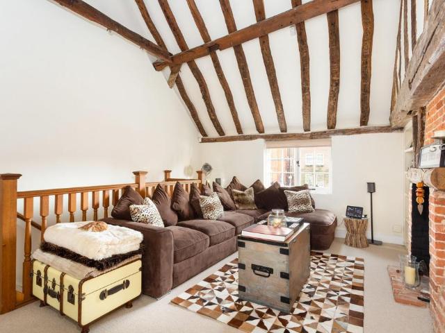 Aylesbury End, Beaconsfield, HP9 2 bed maisonette to rent £2,250 pcm £519 pw
