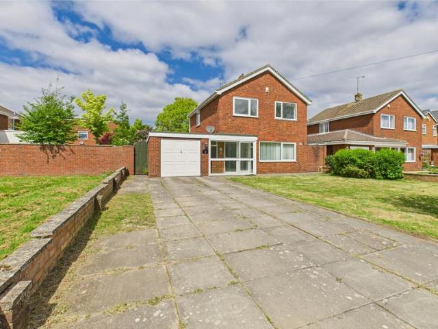 Aylesbury HP21 3 bed detached house to rent £1,850 pcm £427 pw