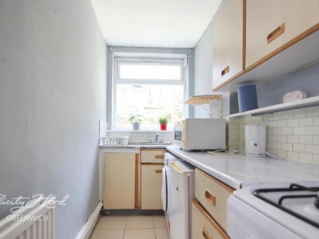 Aylesbury Road, London 2 bed flat to rent £2,350 pcm £542 pw