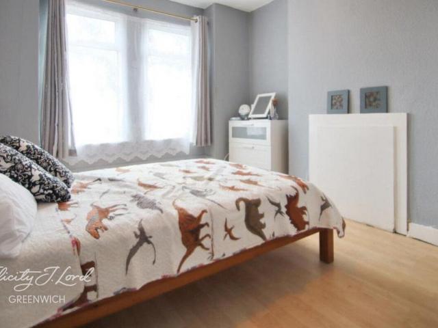 Aylesbury Road, London 2 bed flat to rent £2,350 pcm £542 pw
