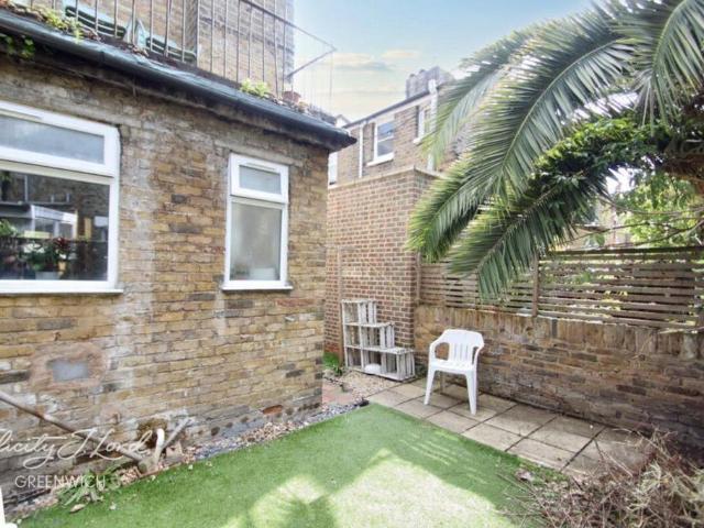 Aylesbury Road, London 2 bed flat to rent £2,500 pcm £577 pw