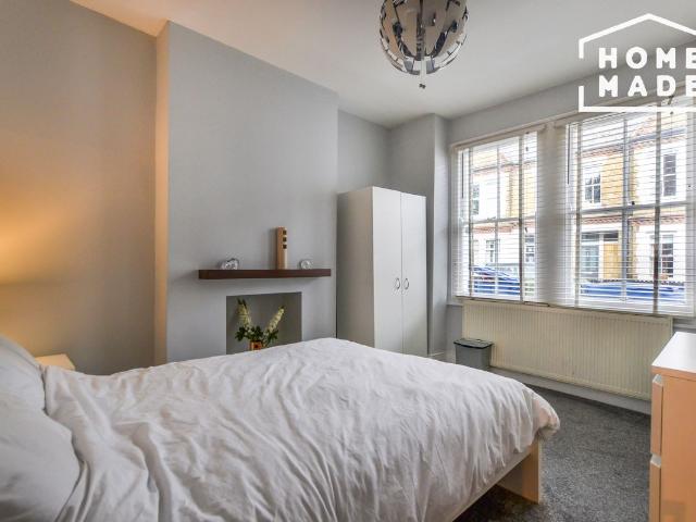 Aylesbury Road, London SE17, 2 bed flat to rent, £2,350 pcm | PrimeLocation