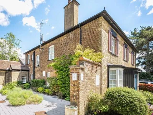 Aylmer Close, London, HA7 3EQ, United Kingdom | 2 bed apartment for rent #126324621 | Rentberry