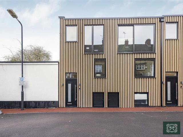 Aylmer Mews, London, N2 3 bed terraced house to rent £3,950 pcm £912 pw