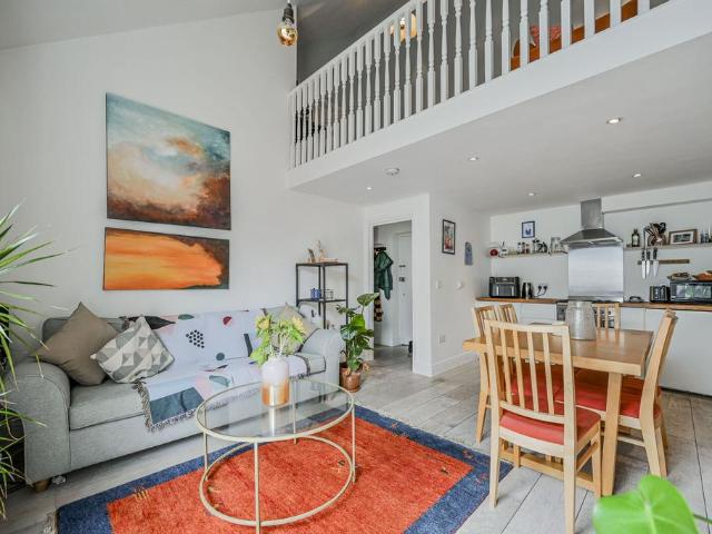 Aylmer Road, Leytonstone, London, E11 2 bed flat to rent £3,750 pcm £865 pw