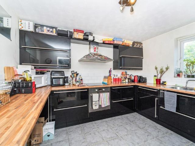 Aylsham Drive, Ickenham, Uxbridge, UB10 2 bed flat to rent £1,650 pcm £381 pw