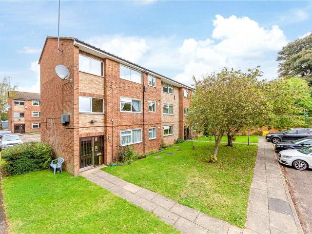 Aysgarth Close, Harpenden, Harpenden AL5, 2 bed flat to rent, £1,550 pcm | PrimeLocation