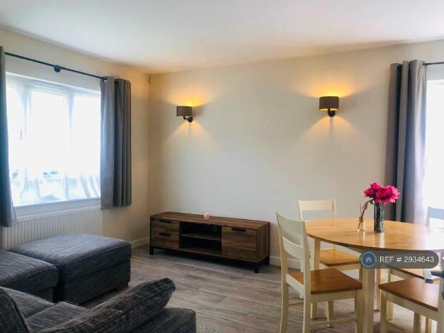 Azure Court, Feltham, TW13 2 bed flat to rent £1,675 pcm £387 pw
