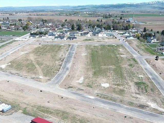 B1 Moonlight Dr L16, Shelley, ID 83274