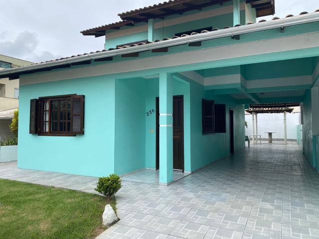 B319 Sobrado c/ 3 dormitórios a 200m da praia de Bombas