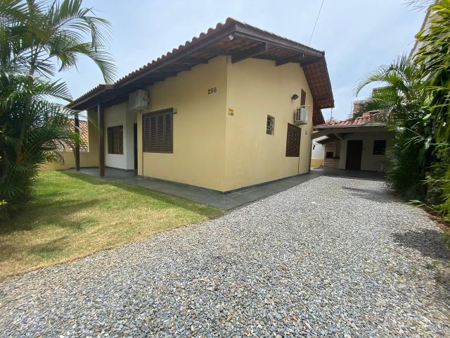 B958 Casa de praia com 3 quartos em Bombinhas SC