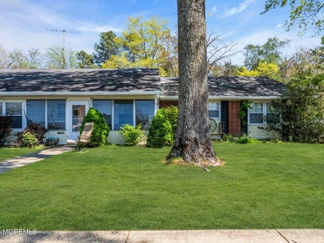 B Buckingham Dr, Lakewood, Condo For Sale