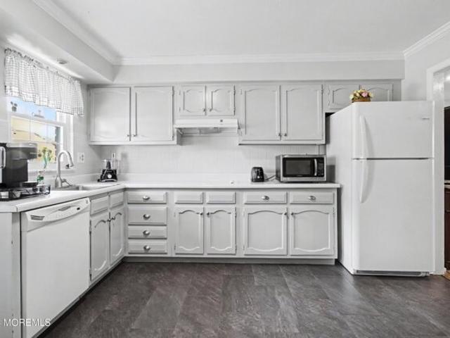 B Edinburgh Ln, Manchester, Condo For Sale