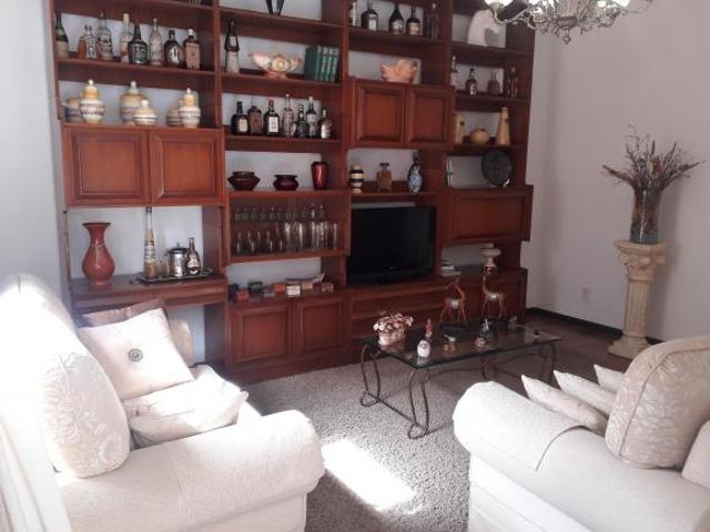 B. J. Laranjeiras: Exc. casa 4/4 suíte cozinha planej. área ext.d+ dp 2 garagens