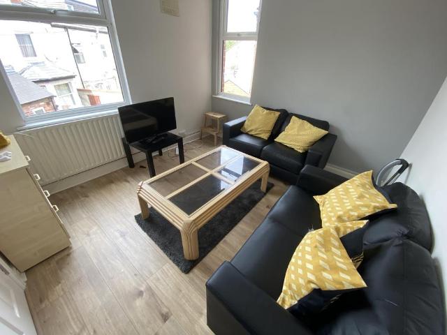 b Peveril Street Copy, Arboretum NG7 3 bed flat to rent £1,979 pcm £457 pw
