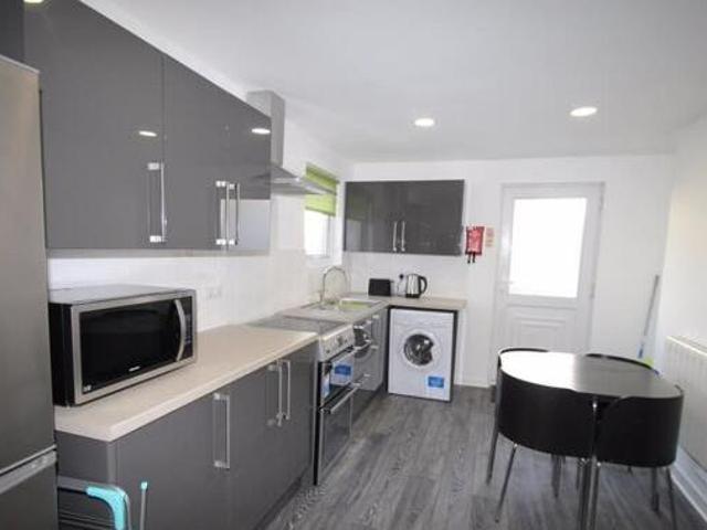 B Prospect Street, Plymouth, 4 Bedroom Apartment