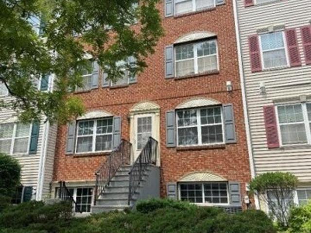 B Wickliffe St, Newark, Condo For Sale