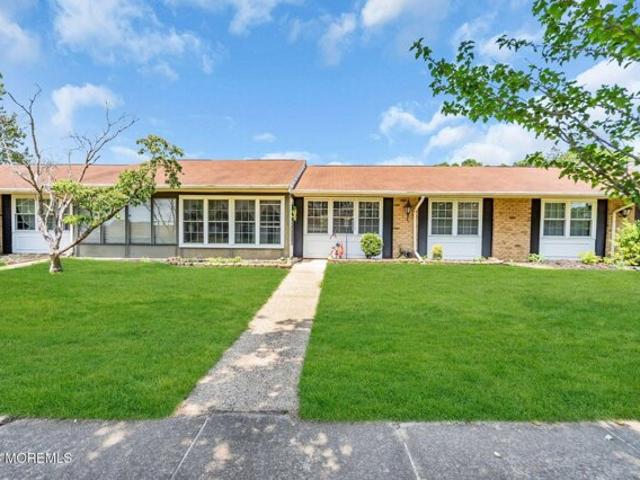 B Yorkshire Ct, Manchester, Condo For Sale