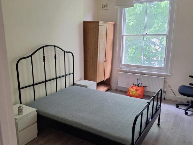 Bamborough Gardens, London W12 3 bed flat to rent £3,600 pcm £831 pw
