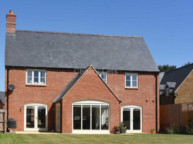 Banbury OX17 5 bed detached house to rent £2,450 pcm £565 pw