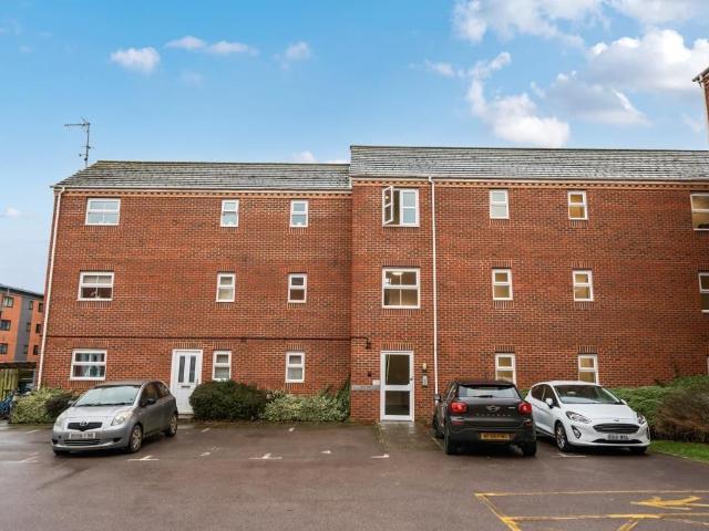 Banbury, Oxfordshire OX16, 2 bed flat to rent, £1,100 pcm | PrimeLocation
