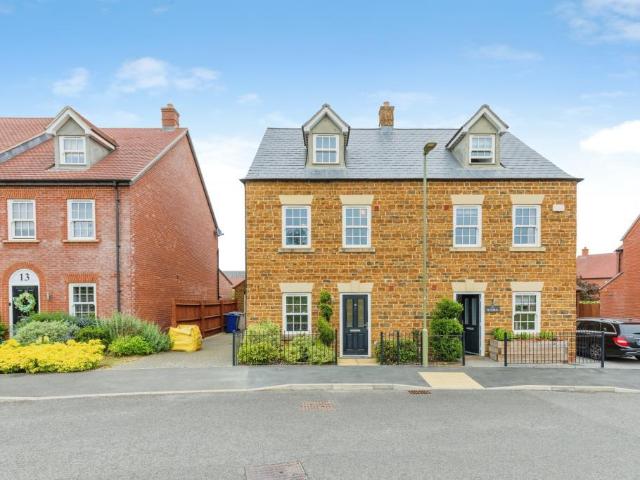 Banbury, Oxfordshire, OX16 4 bed semi detached house to rent £2,100 pcm £485 pw