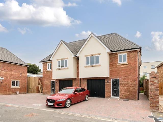 Banbury, Oxfordshire, OX16 4 bed semi detached house to rent £2,300 pcm £531 pw
