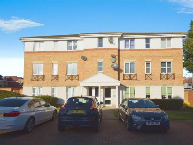 Bancroft Chase, Hornchurch, Essex, RM12 2 bed apartment to rent £1,600 pcm £369 pw
