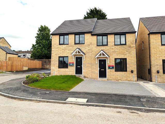 Bancroft Close, Earby BB18 3 bed semi detached house to rent £1,195 pcm £276 pw