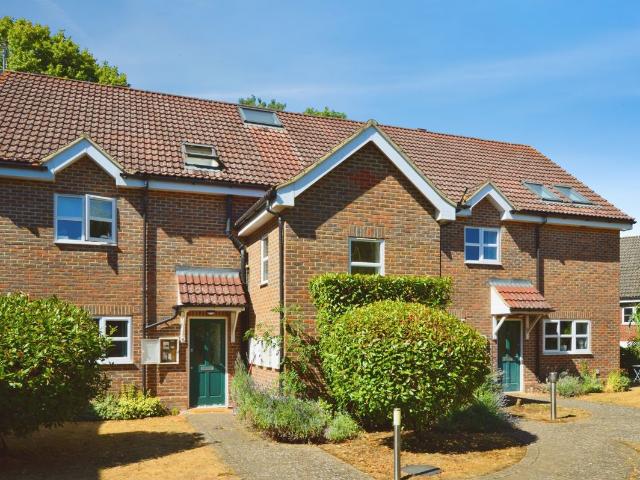Banfield Court, London Colney AL2, 2 bed flat to rent, £1,400 pcm | PrimeLocation