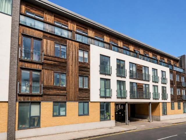 Banister Road London W10 2 bed flat to rent £2,250 pcm £519 pw