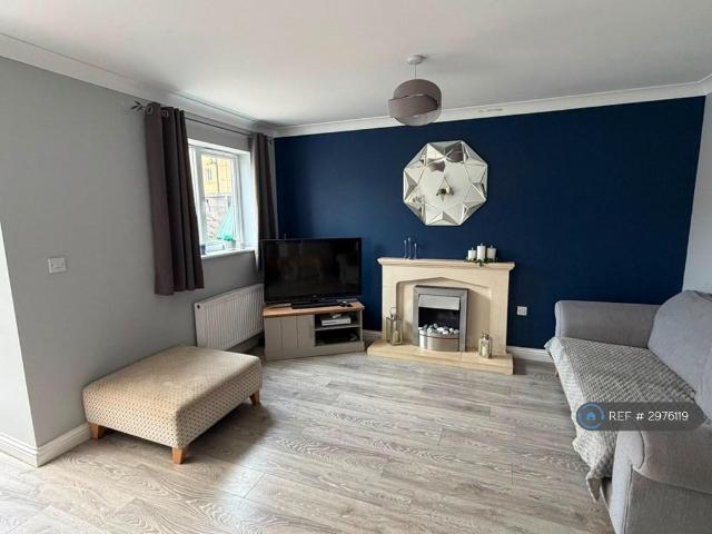 Bank Avenue, Peterborough, PE7 3 bed terraced house to rent £1,399 pcm £323 pw