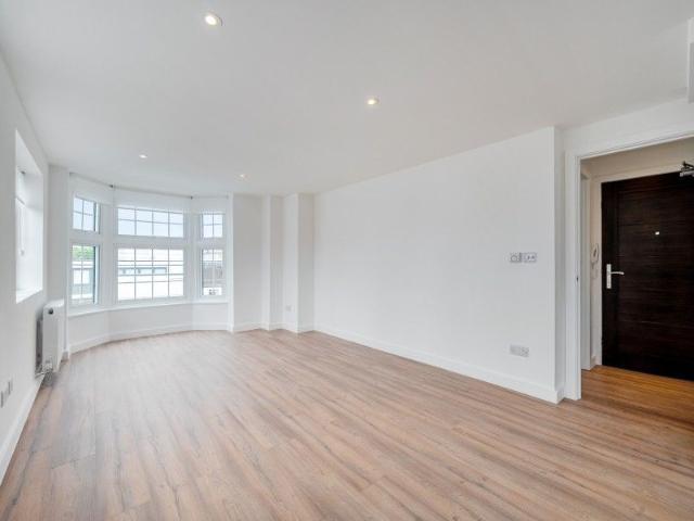 Bank Chambers, Woking, Surrey GU21, 1 bed flat to rent, £1,350 pcm | PrimeLocation