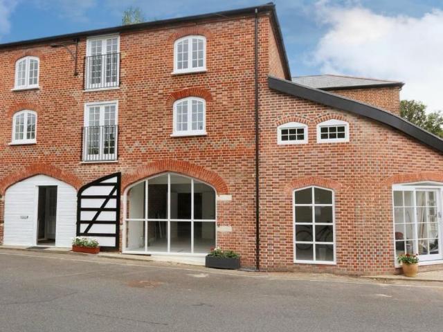 Bank Street, Bishops Waltham SO32, 2 bed flat to rent, £1,600 pcm | PrimeLocation