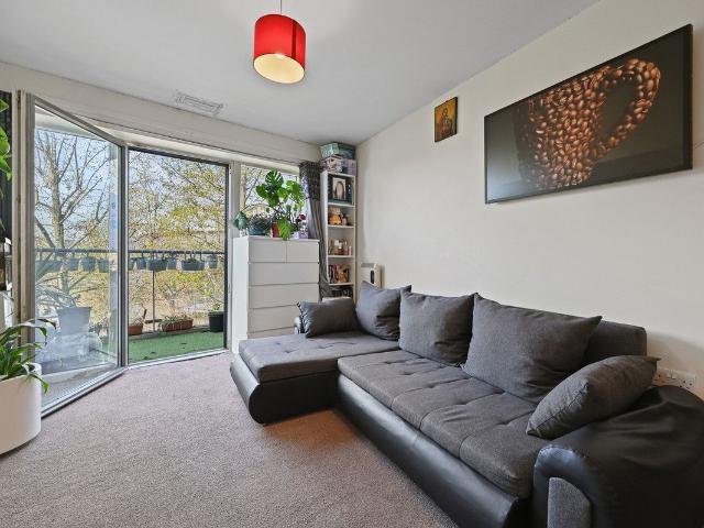 Banstead Court, London, 0 W12, 2 bed flat to rent, £2,000 pcm | PrimeLocation