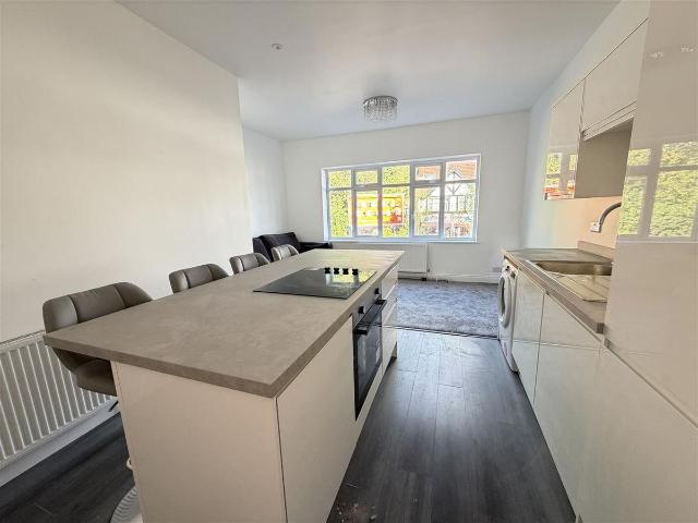 Banstead Road, Carshalton SM5, 3 bed flat to rent, £2,150 pcm | PrimeLocation