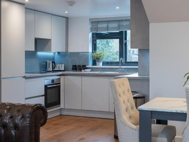 Banstead Road, Purley, CR8 2 bed penthouse to rent £2,400 pcm £554 pw