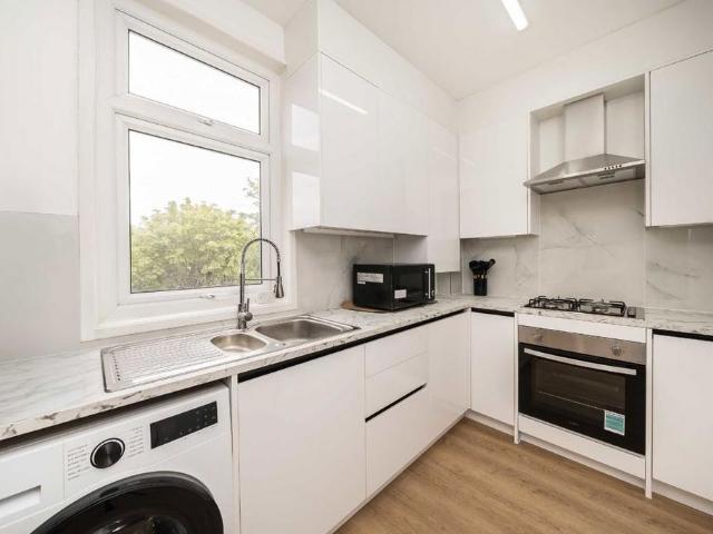 Babington Road, London SW16 2 bed flat to rent £2,150 pcm £496 pw