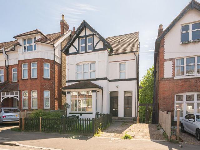 Babington Road, Streatham, London SW16, 2 bed flat to rent, £2,500 pcm | PrimeLocation