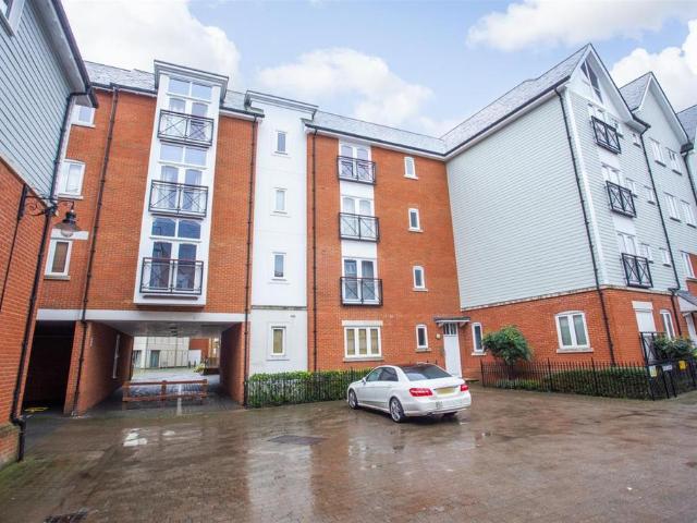 Back Lane, Canterbury, Kent, CT1 1 bed flat to rent £1,050 pcm £242 pw