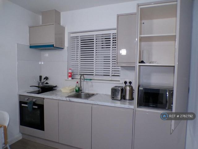 Back Lane, Romford, RM6 Studio to rent £1,050 pcm £242 pw