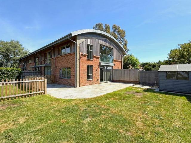 Badcocks Farm Barn, Newpasture Lane. 4 bed barn conversion to rent £2,250 pcm £519 pw