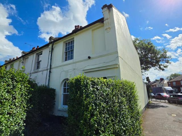 Baddow Road, Chelmsford CM2 3 bed terraced house to rent £1,850 pcm £427 pw