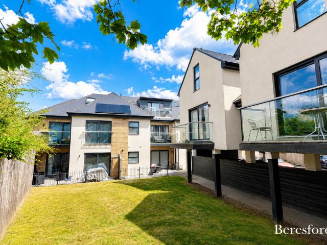 Baddow Road, CM2 3 bed apartment to rent £1,875 pcm £433 pw