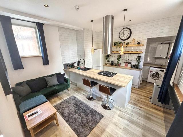 Bainbrigge Road, Headingley, Leeds. 1 bed apartment to rent £1,000 pcm £231 pw